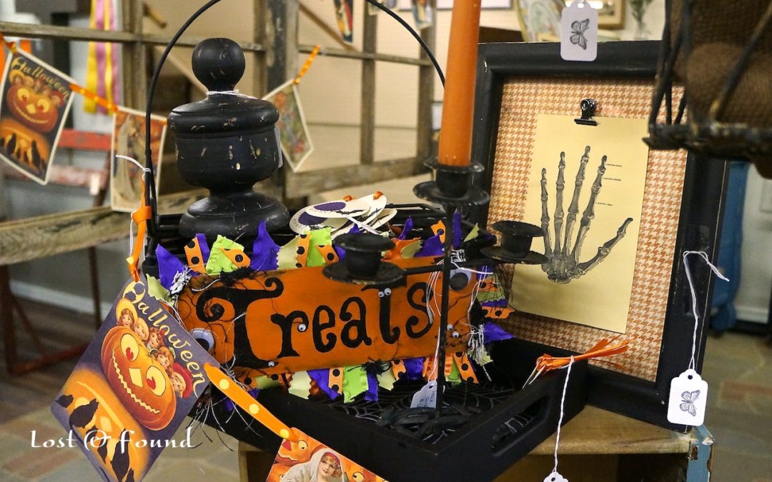 30 Creative Fall Antique Booth Display Ideas - Lost & Found Decor
