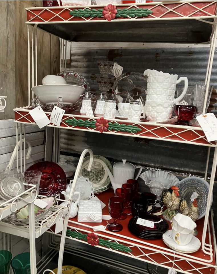 30 Inspiring Christmas Antique Booth Display Ideas - Lost & Found Decor