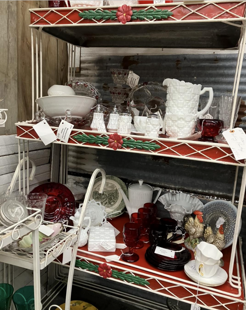 30 Inspiring Christmas Antique Booth Display Ideas - Lost & Found Decor